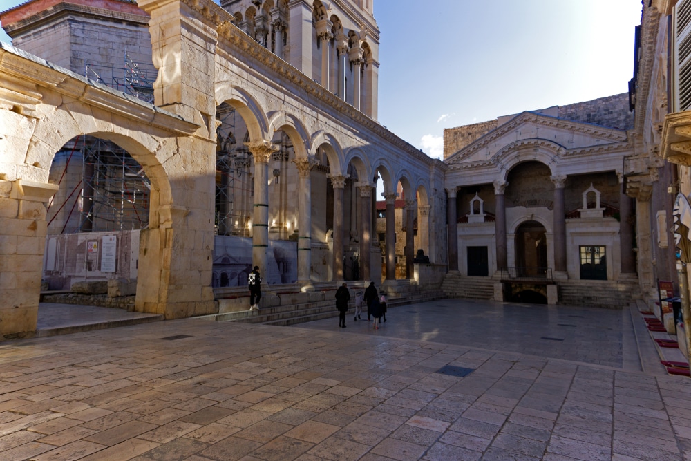 Peristil (trg) - Kofer